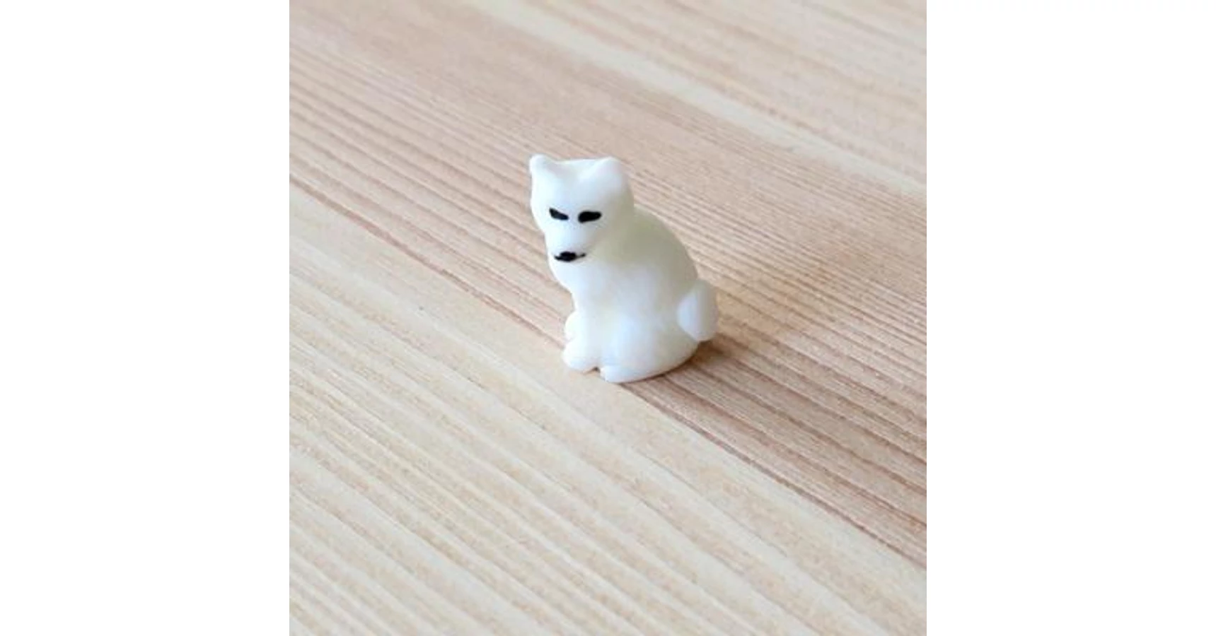 Mini kutya, fehér. Mérete: 15x22 mm